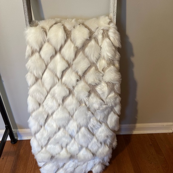 UGG | Bedding | Ugg White Plush Faux Fur Throw Blanket | Poshmark